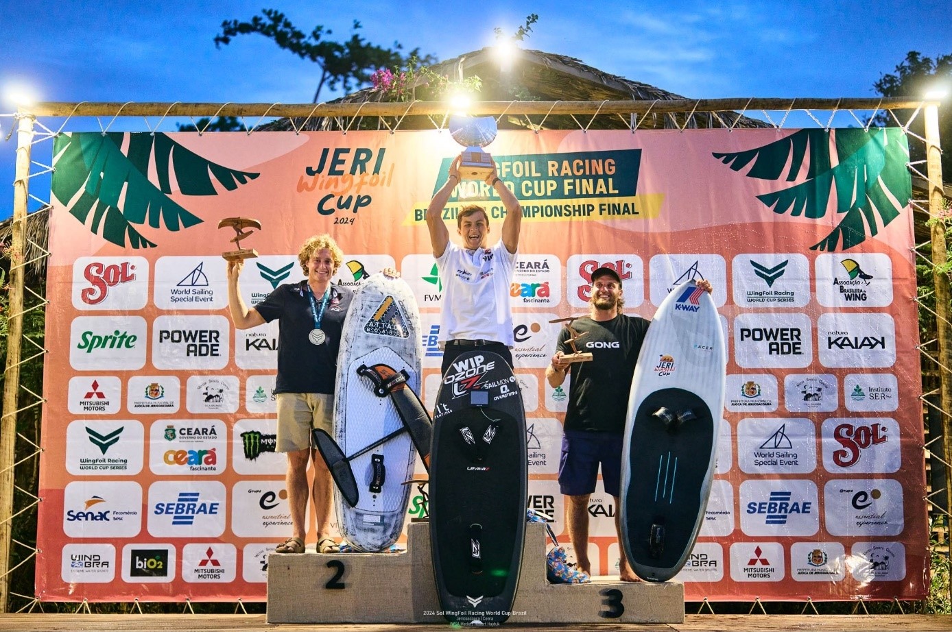 Qui est Mathis Ghio, le triple champion du monde de WingFoil ? | Les ...